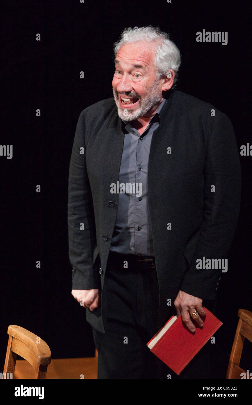 Actor Simon Callow performing in the one-man play "Being Shakespeare ...