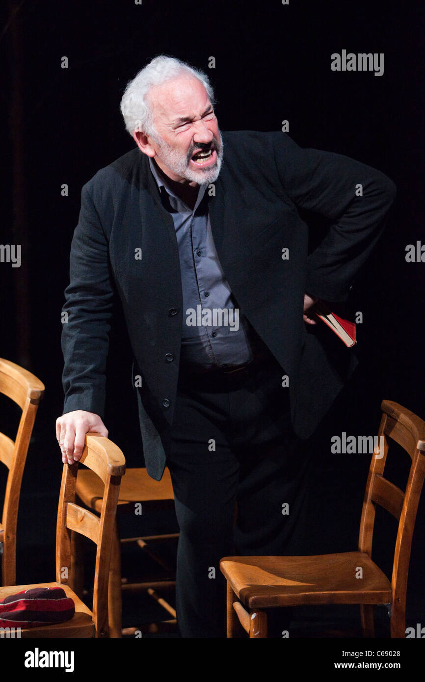 Actor Simon Callow performing in the one-man play "Being Shakespeare ...