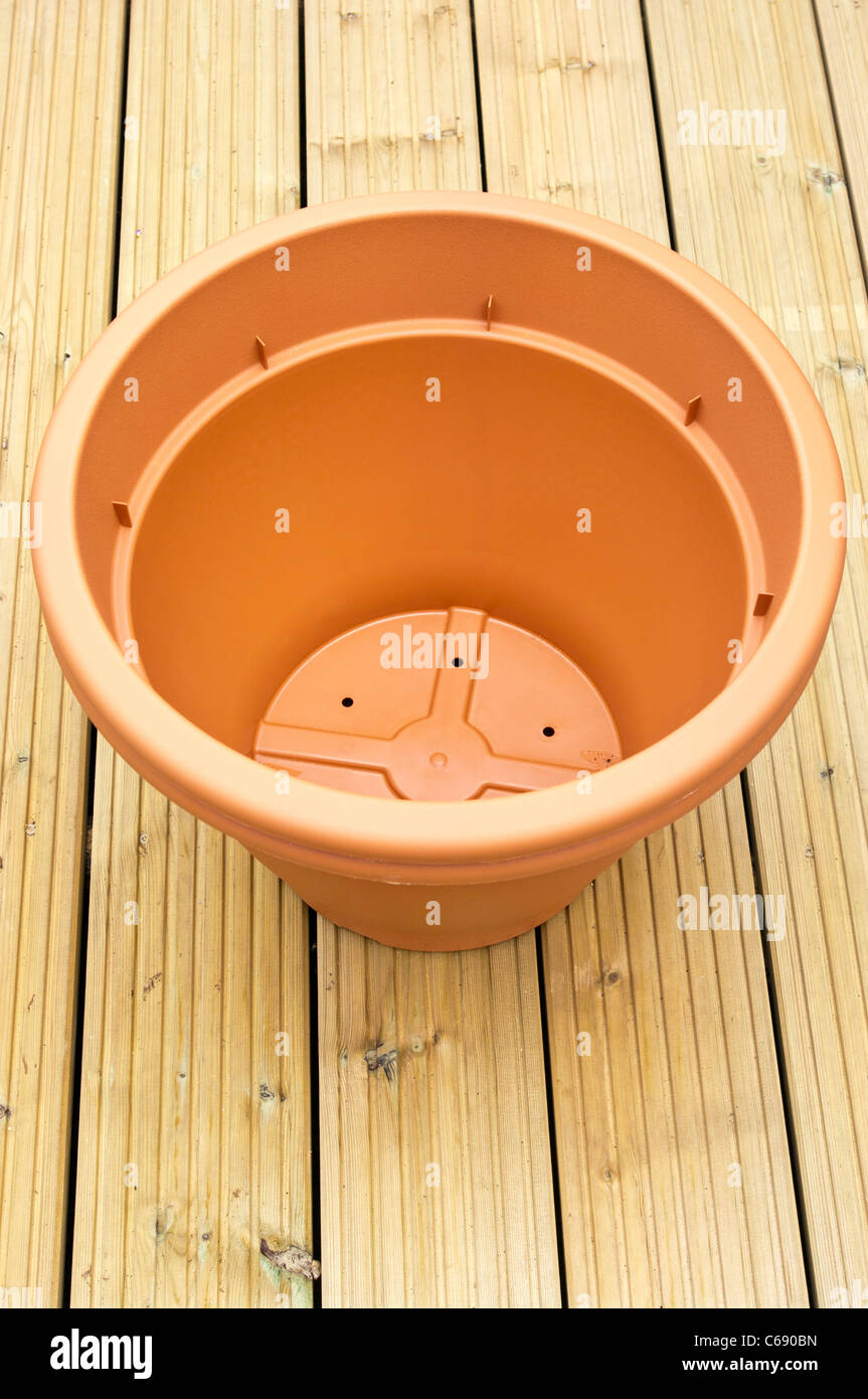 Empty garden pots hi-res stock photography and images - Alamy