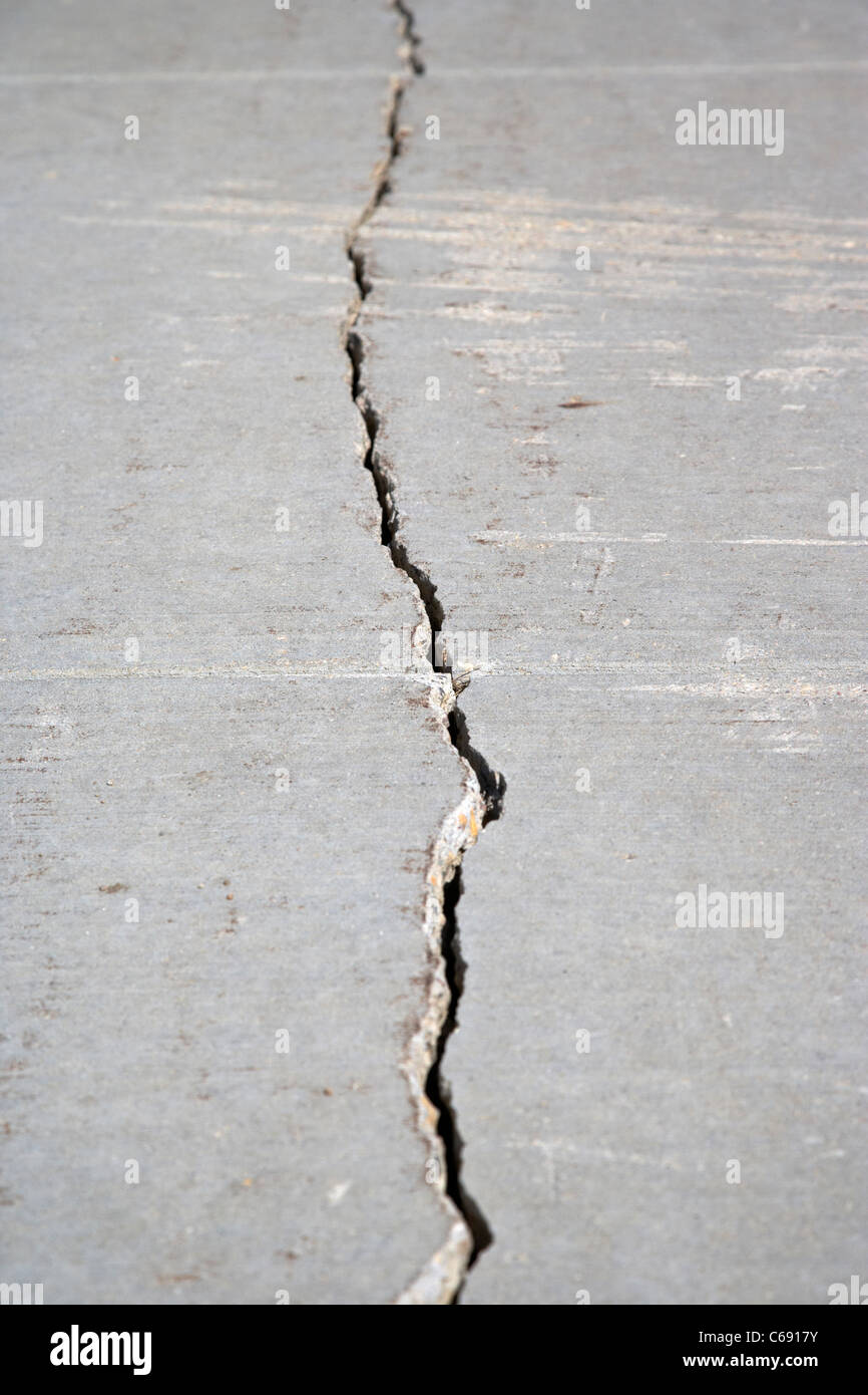 Sidewalk crack hi-res stock photography and images - Alamy