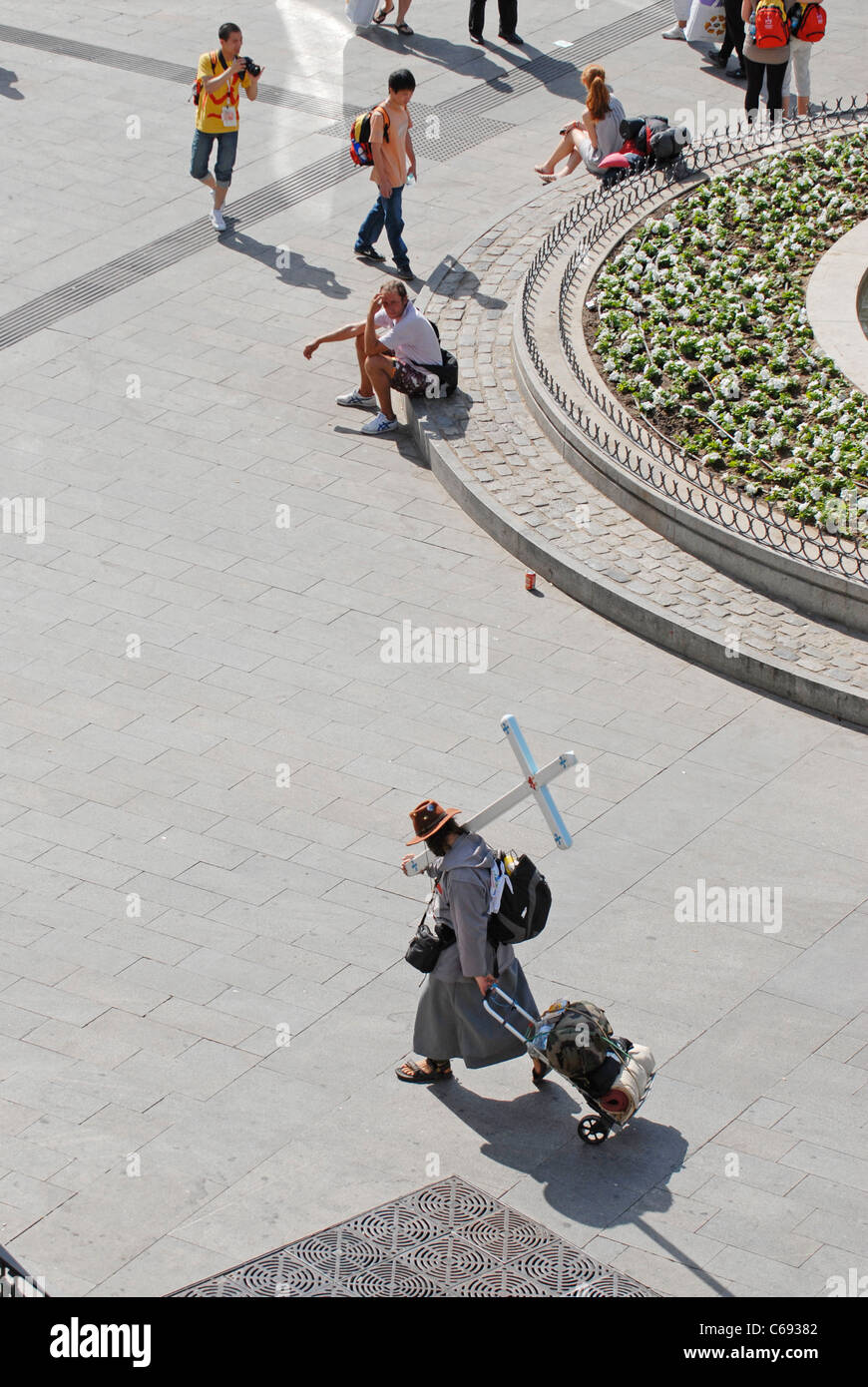 Man carrying a cross hi-res stock photography and images - Alamy