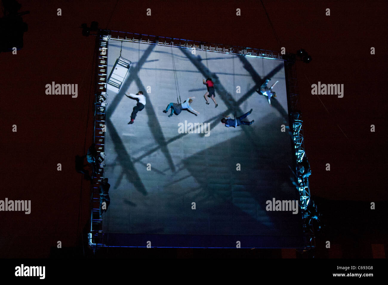 Five acrobats hi-res stock photography and images - Alamy