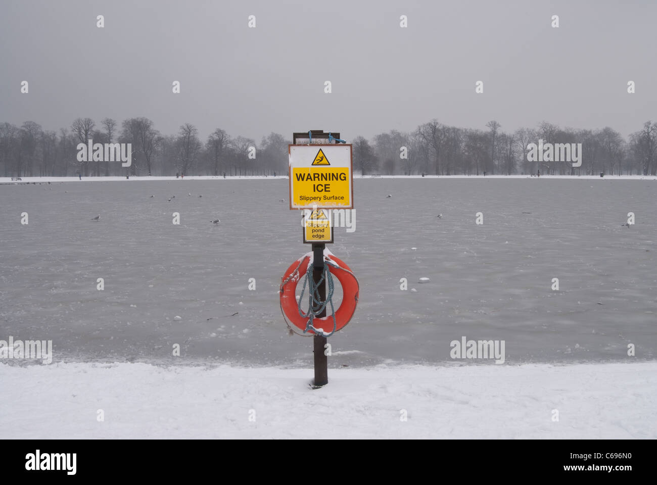 Ice warning sign uk hi-res stock photography and images - Alamy
