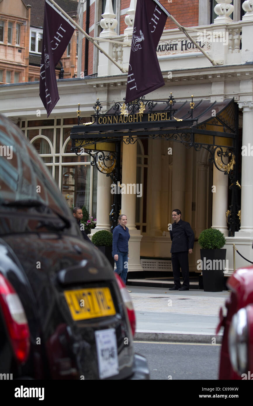 Tourism industry employee bellboy hi-res stock photography and images ...