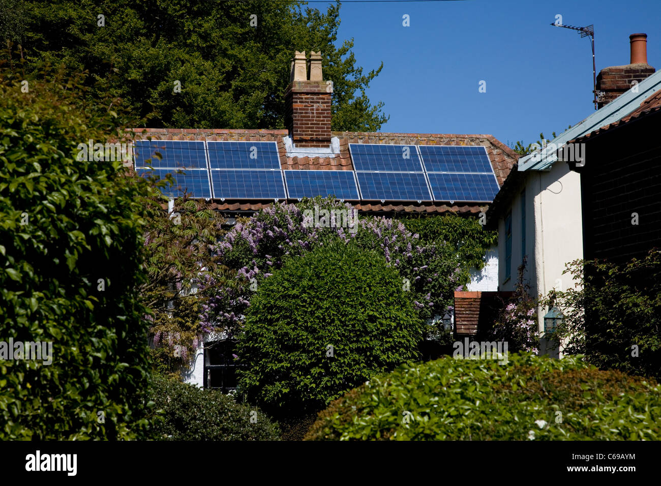Solar panel cottage hi-res stock photography and images - Alamy