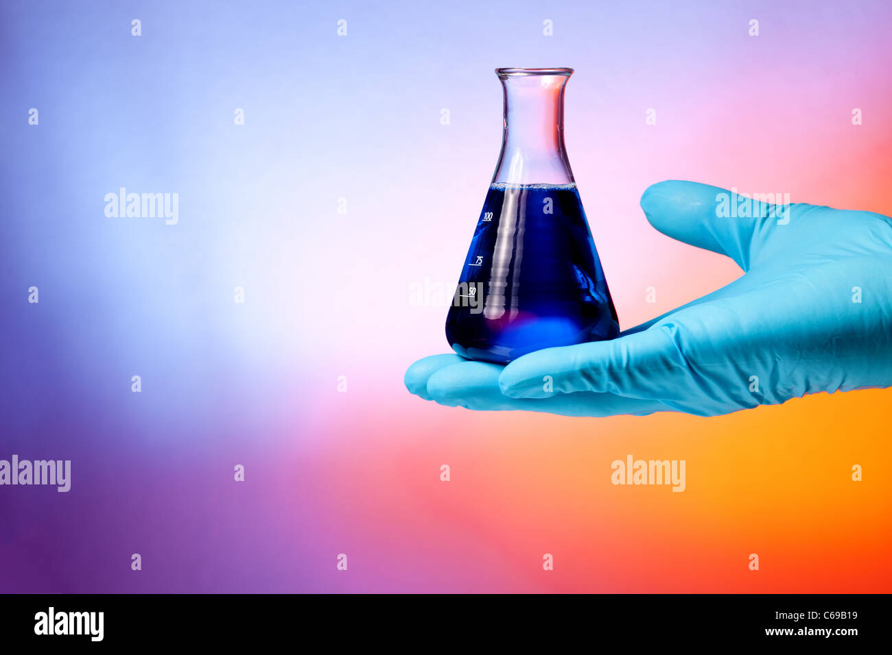 Laboratory flask chemical liquid hi-res stock photography and images ...