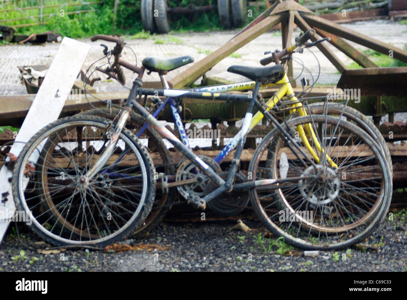 Rusty bicycles yard hi-res stock photography and images - Alamy