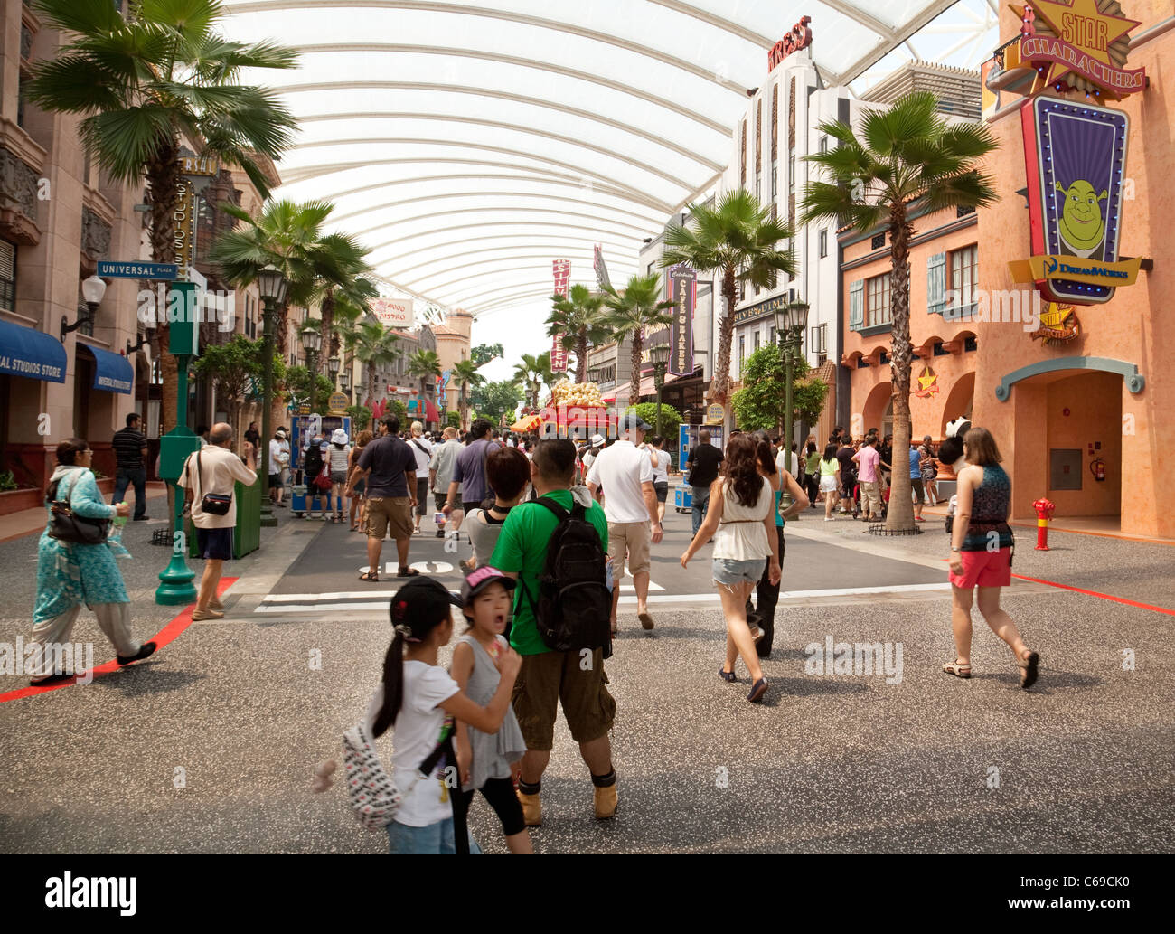 Street scene, Universal Studios Sentosa Island, Singapore Stock Photo ...