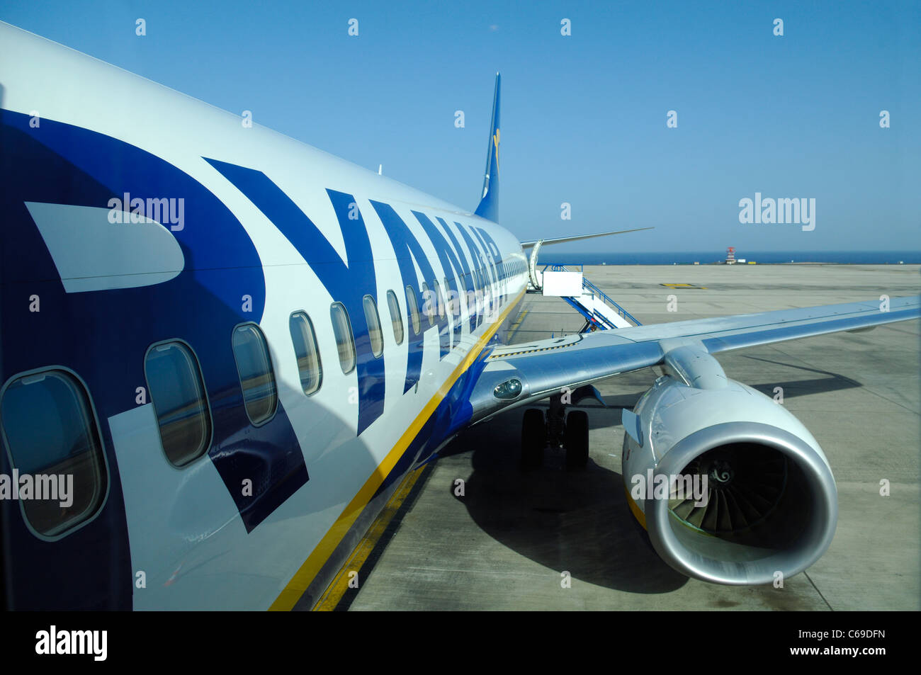 Ryanair boeing 737 800 wing hi-res stock photography and images - Alamy