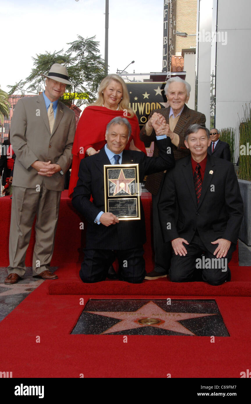 Sam Smith, Nancy Kovack, Zubin Mehta, Kirk Douglas, Leron Gubler at the ...
