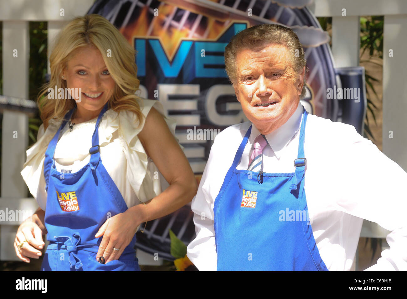 Kelly Ripa, Regis Philbin, host the 'Live With Regis And Kelly' taping ...