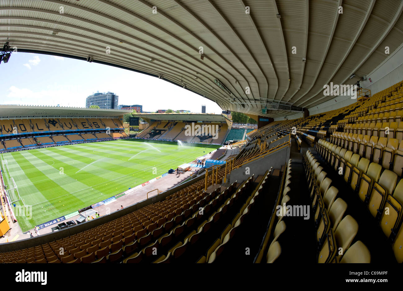 Molineux stadium home wolverhampton wanderers hi-res stock photography ...