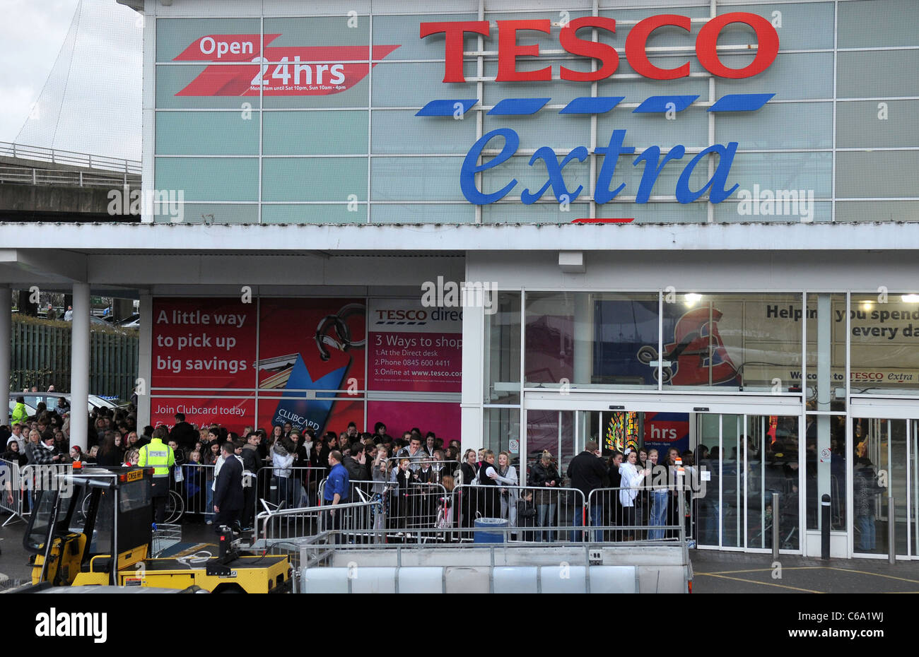 Atmosphere - Fans Peter Andre promotes and signs copies of his new ...