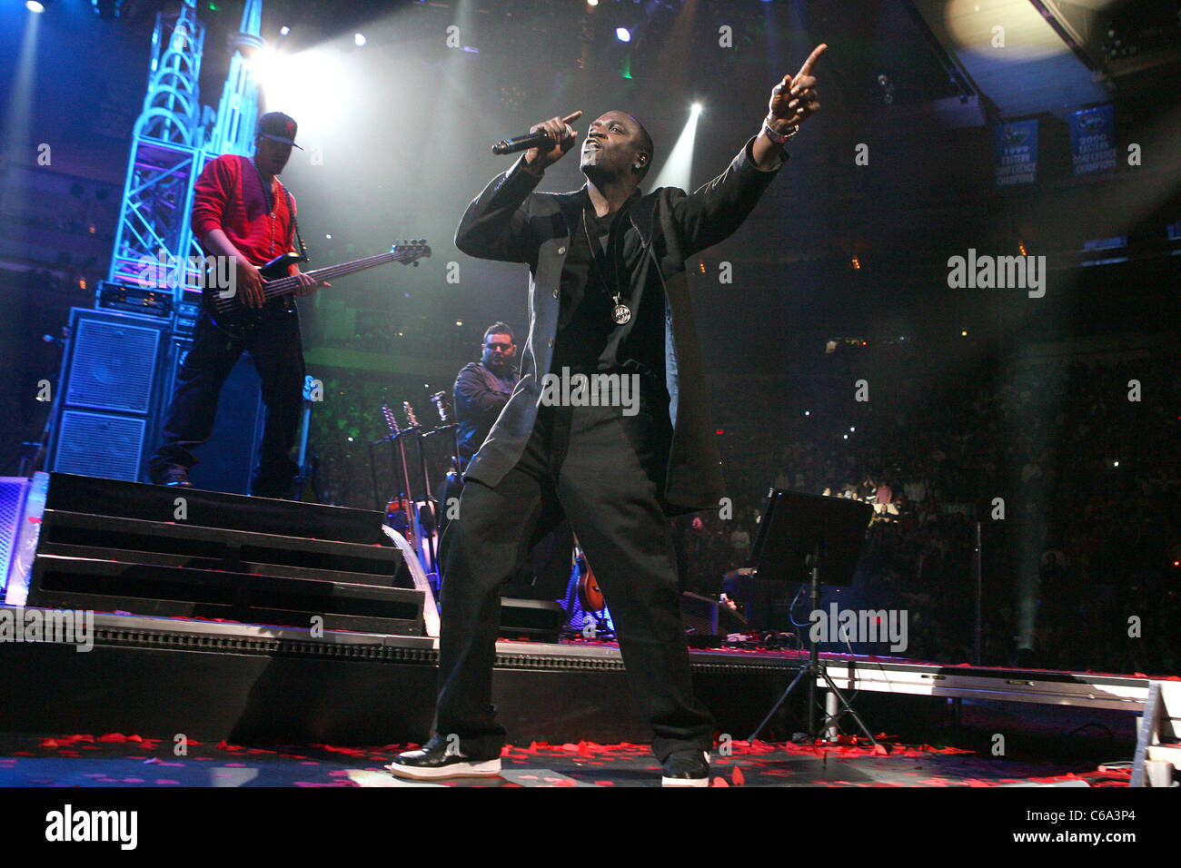 Akon Aventura performing a sold out concert at Madison Square Garden ...