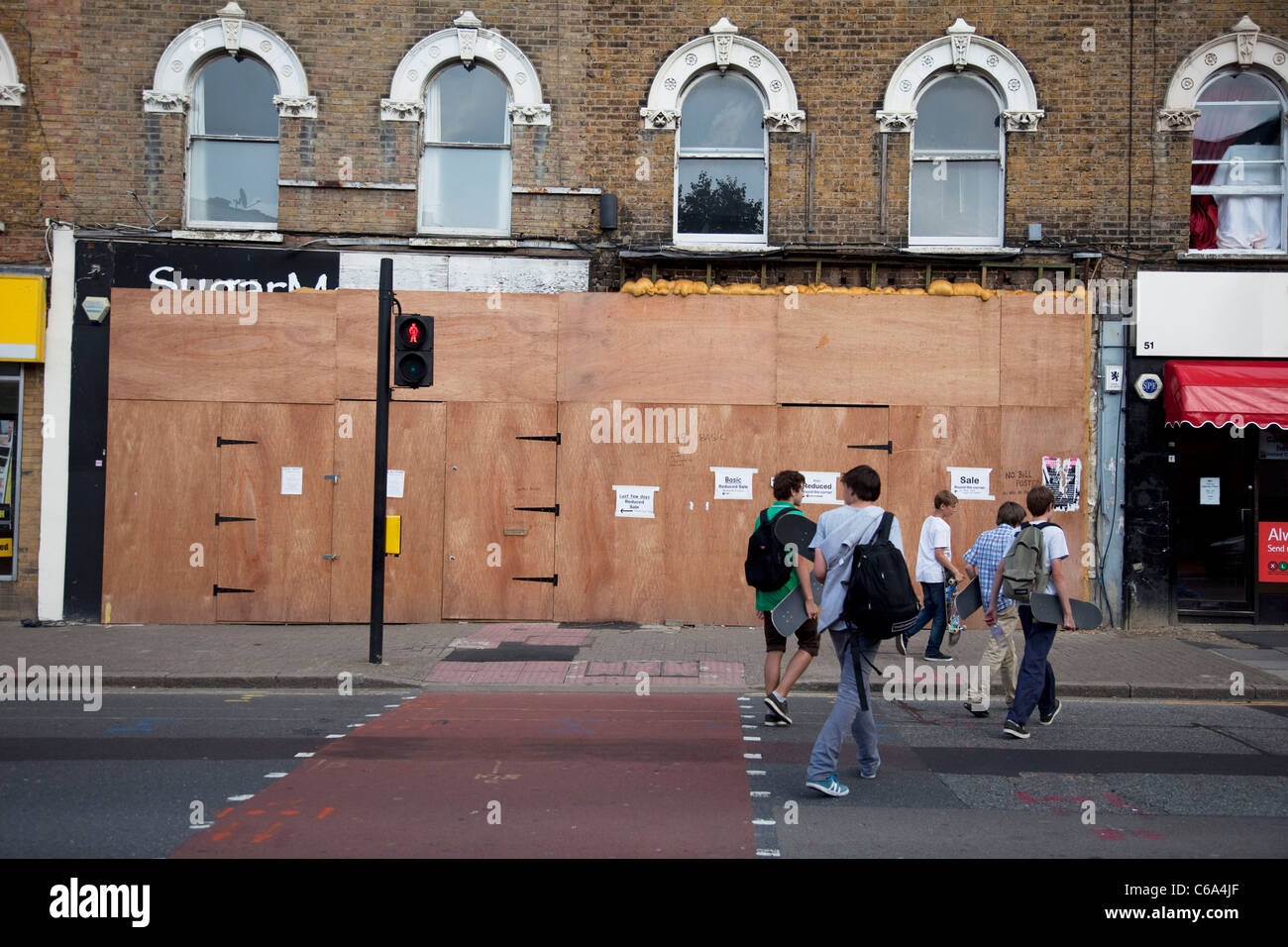 Closed down shop london hi-res stock photography and images - Alamy