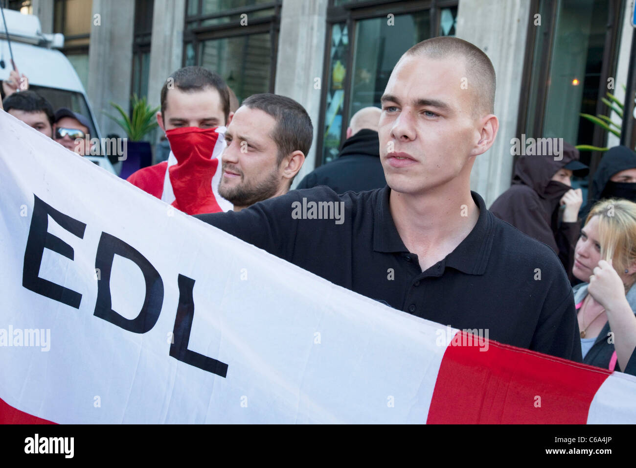 As Palestinians demonstrate in central London members of the EDL ...