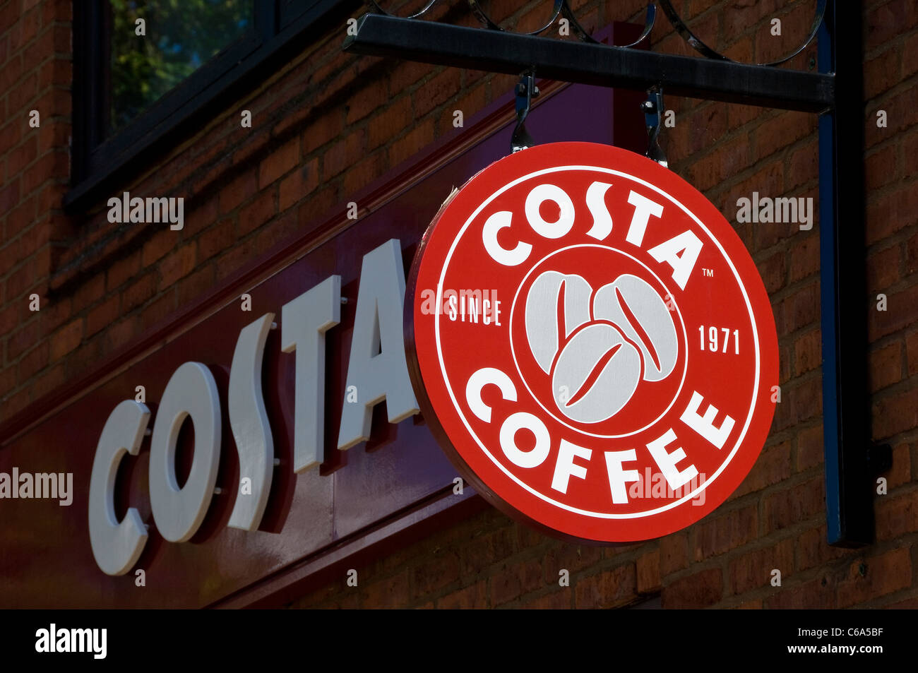 Hanging shop signs uk hi-res stock photography and images - Alamy