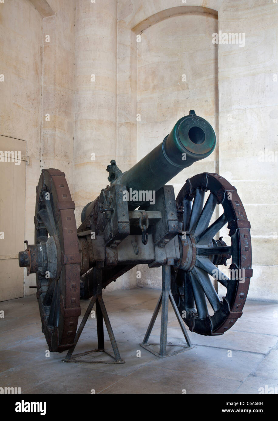 Paris - gun in Ecole Militaire Stock Photo - Alamy