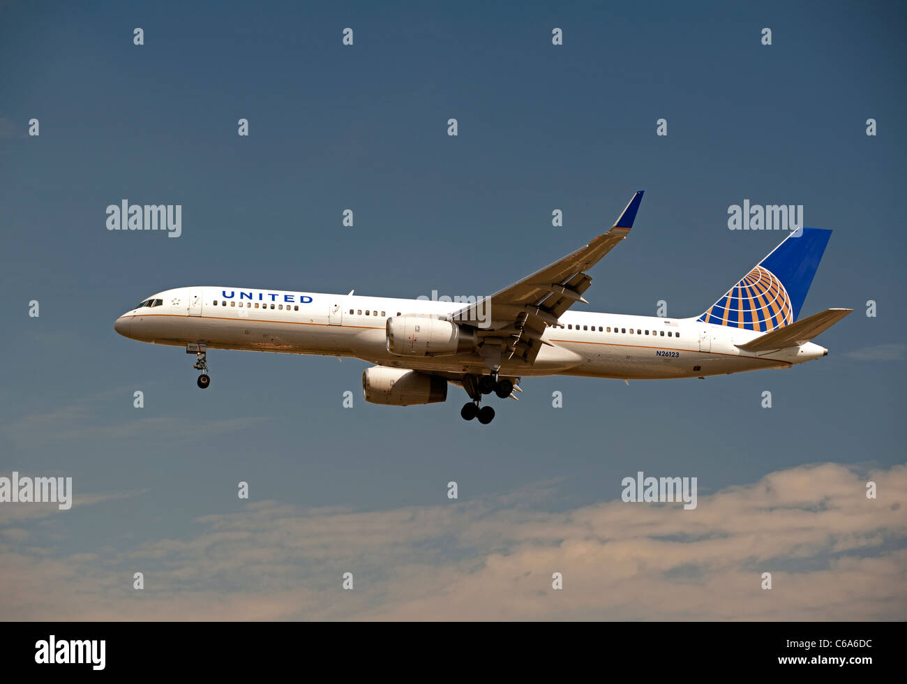 United Airlines (Continental Airlines) Boeing 757-224 approaching ...