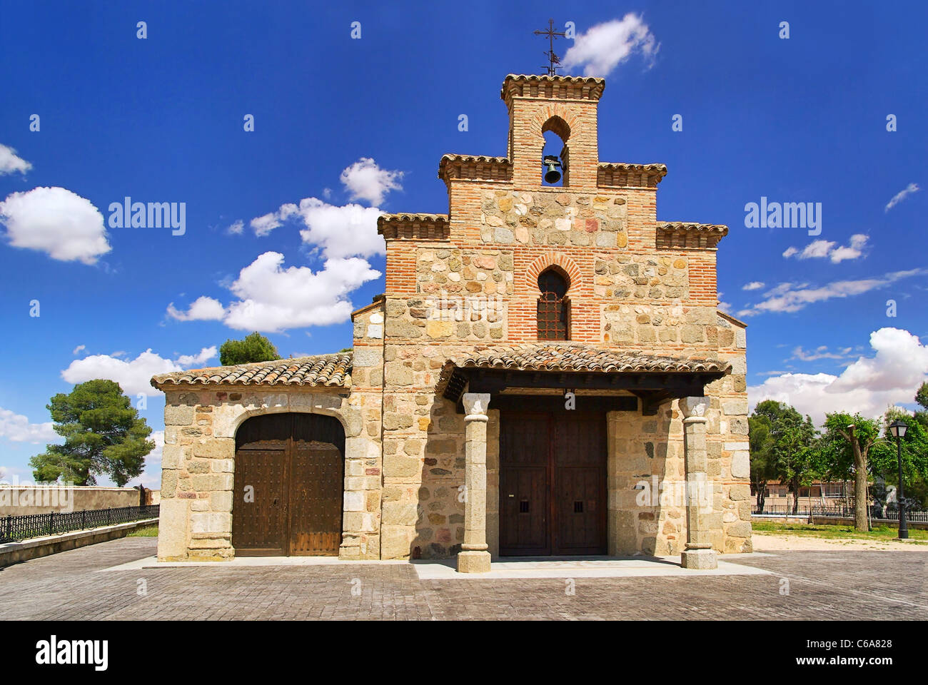 Kirche romanik hi-res stock photography and images - Alamy