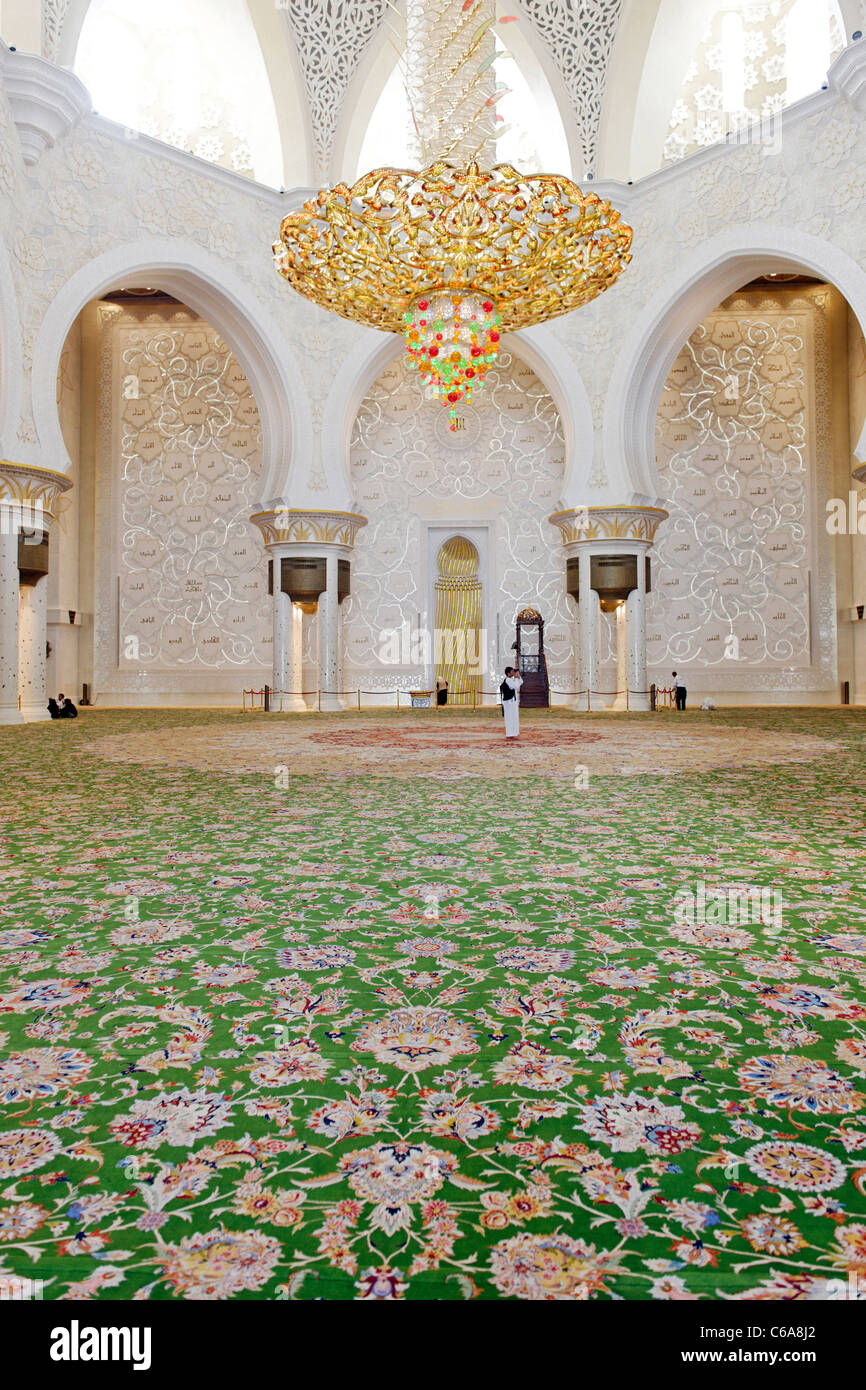 Lustre in the prayer hall, Sheikh Zayed Grand Mosque, the third biggest ...