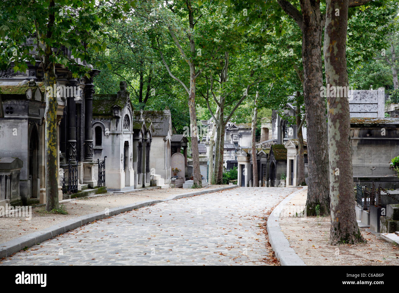 Mausoleums and graves in the graveyard at the Pere Lachaise cemetery in ...