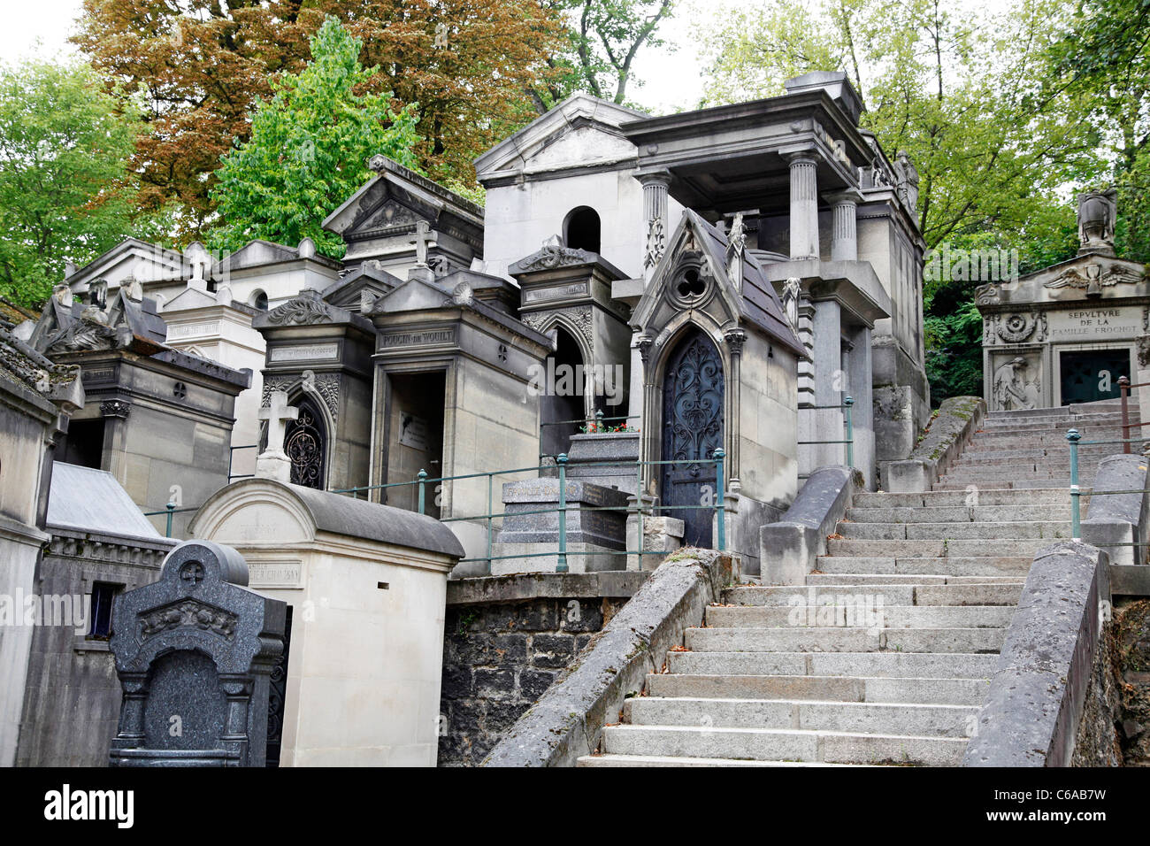 Mausoleums and graves in the graveyard at the Pere Lachaise cemetery in ...