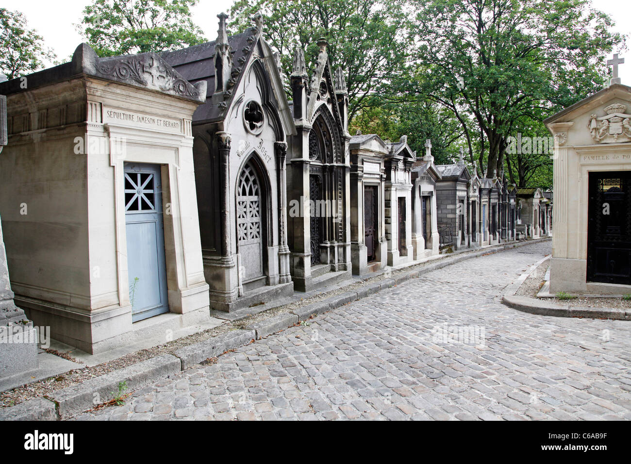 Mausoleums and graves in the graveyard at the Pere Lachaise cemetery in ...