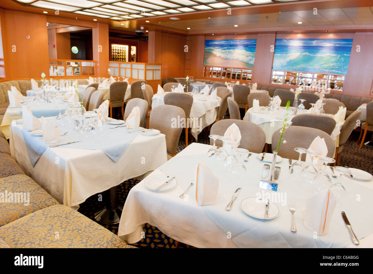 Cruise ship restaurant dinner hi-res stock photography and images - Alamy