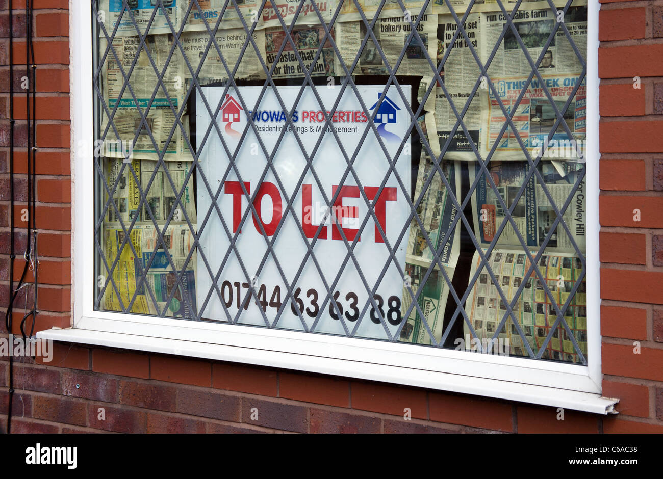 A " To Let " sign in a house window, merseyside, uk Stock Photo - Alamy