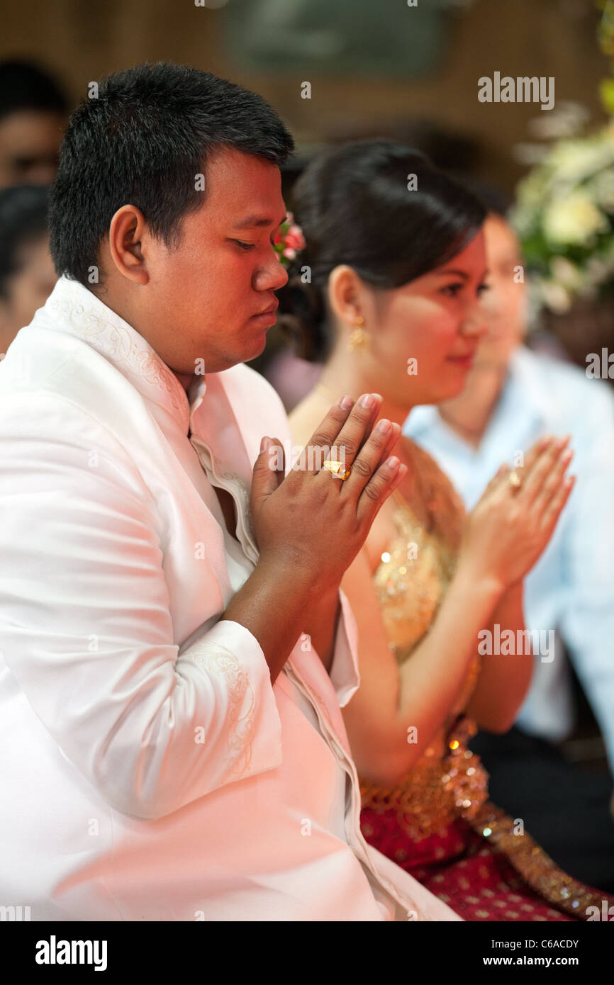 Buddhist Couple Praying Hi Res Stock Photography And Images Alamy