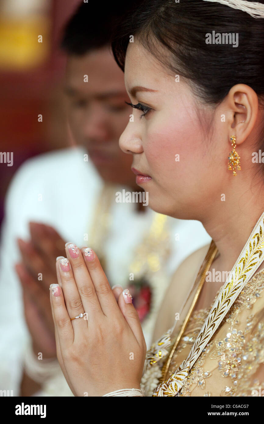 thai bride and husband praying during traditional wedding ceremony ...