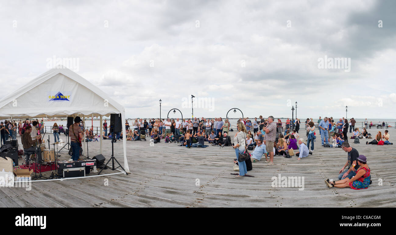 Audience being entertained hi-res stock photography and images - Alamy