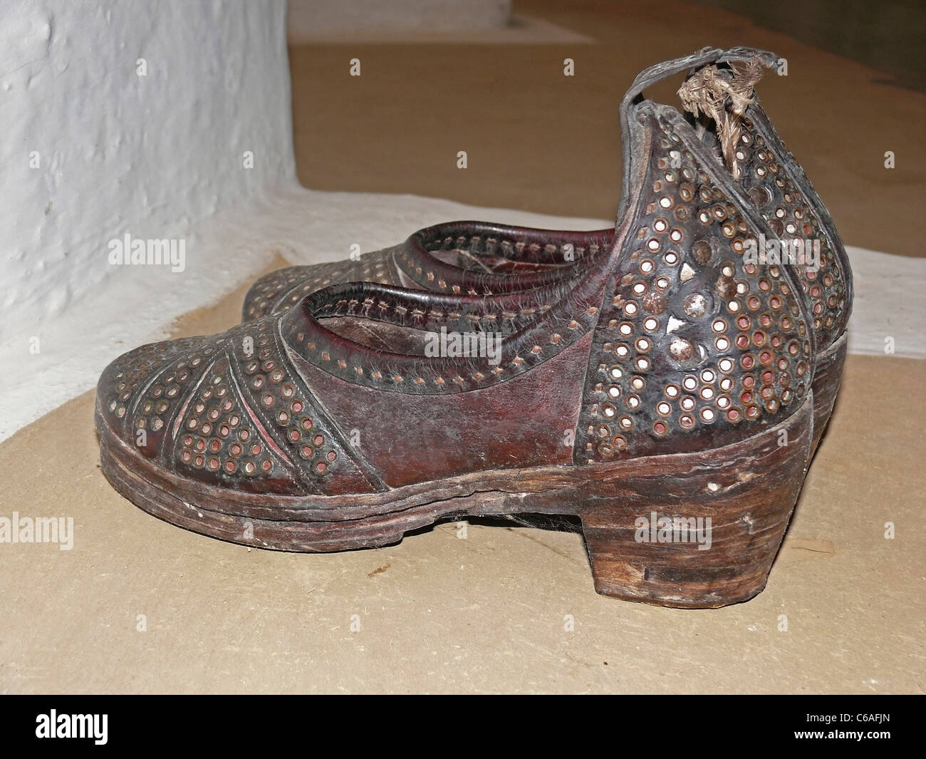 Traditional Rajasthani Leather Mojadi Stock Photo - Alamy