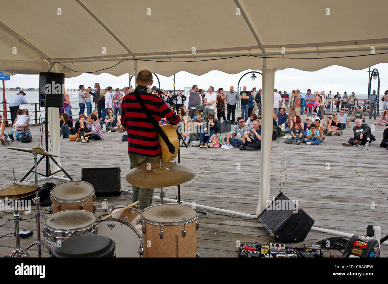 A musician entertaining people on Southend Pier Stock Photo - Alamy