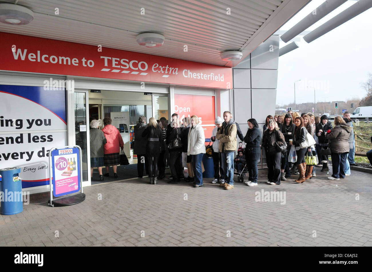 People queuing at Tesco Chesterfield where Peter Andre has been signing ...