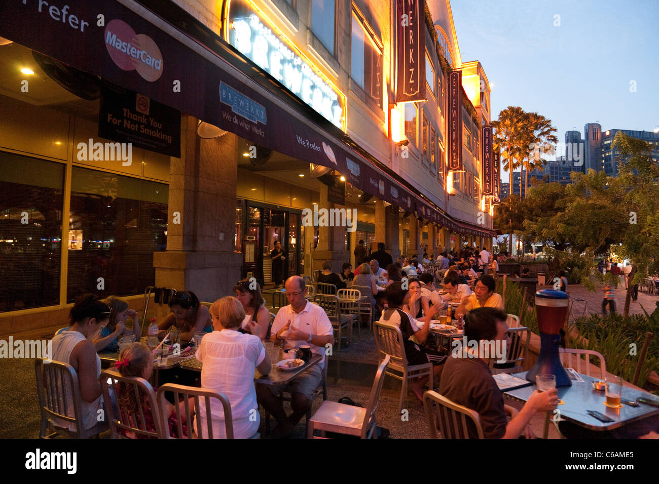 The restaurants and esplanade at Riverside Point on the Singapore river ...