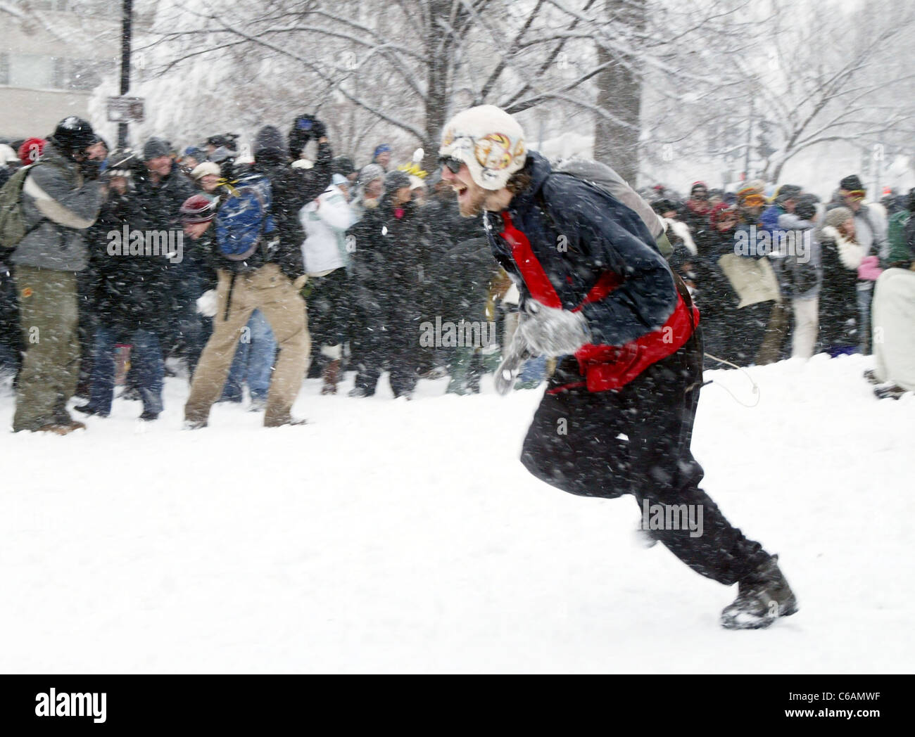 Hundreds of people turn up at Dupont Circle for a giant snowball fight ...