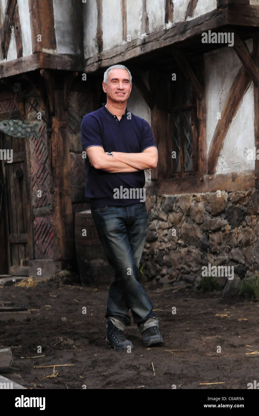 Roland emmerich director on set hi-res stock photography and images - Alamy