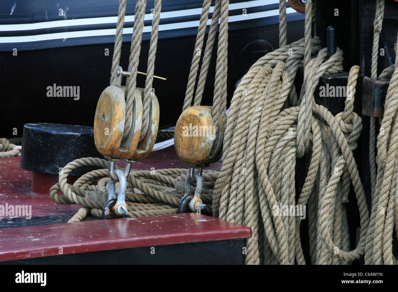 Boat rigging rope hi-res stock photography and images - Alamy