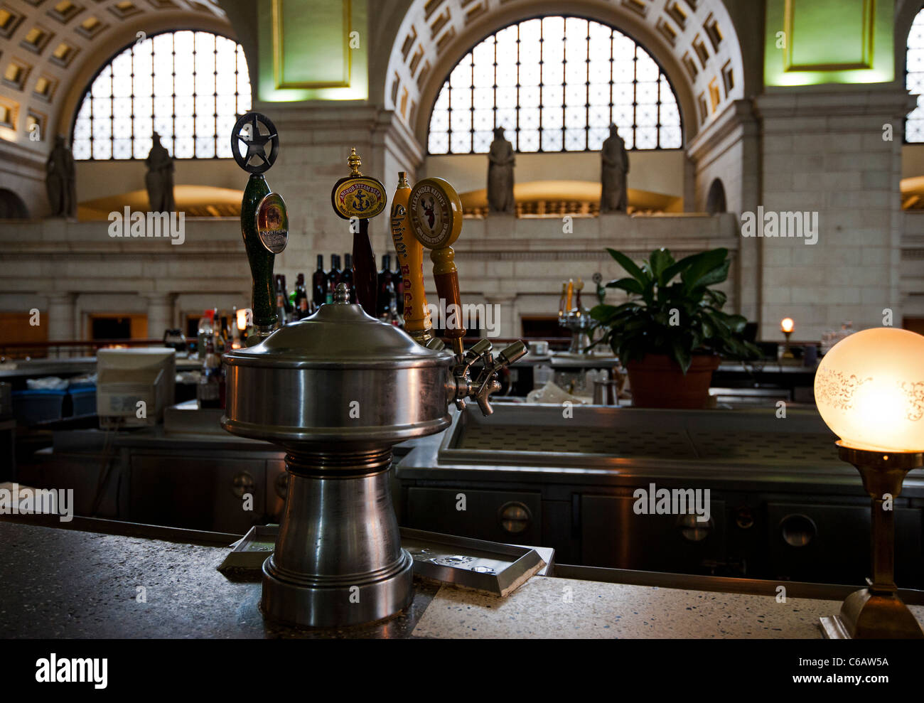 Union Station, Washington DC, A view of the bar / pub with no people ...