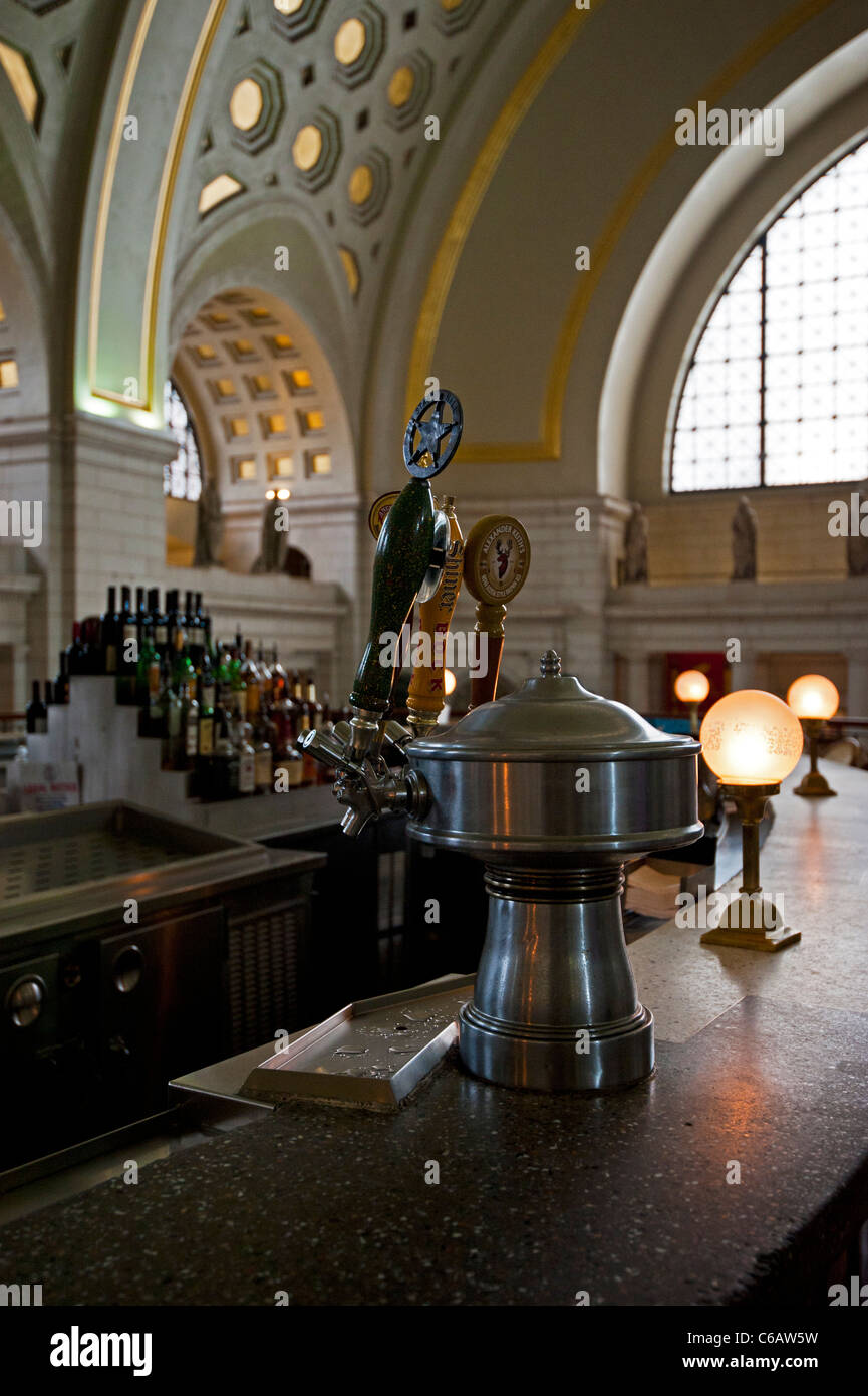 Union Station, Washington DC, A view of the bar/pub with no people ...
