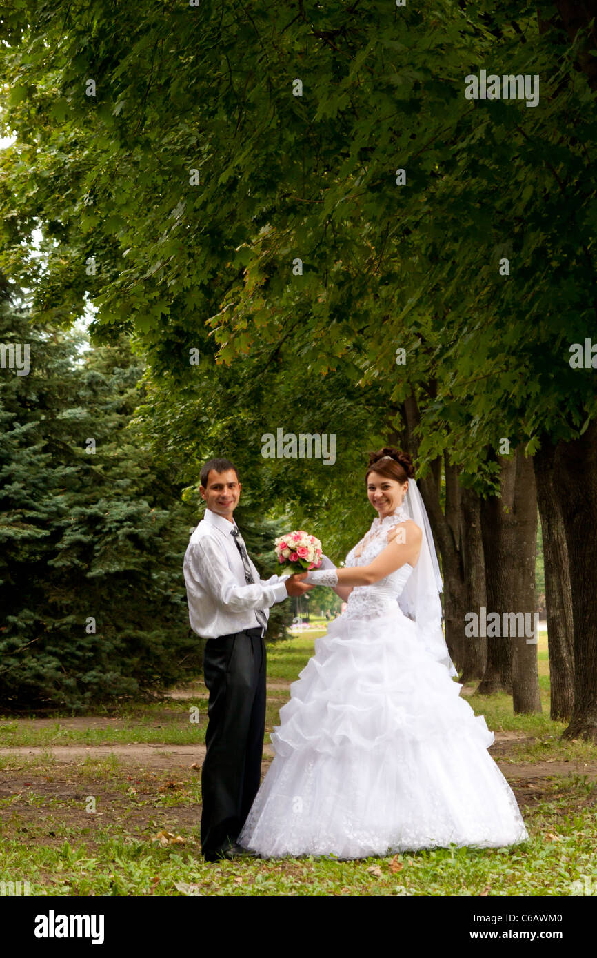 Happy smiling bride and groom Stock Photo - Alamy