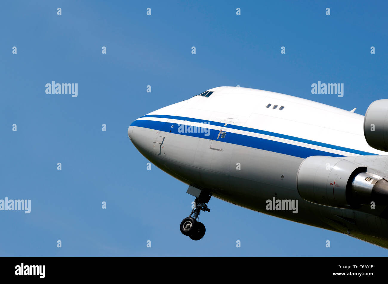 Jumbo jet cockpit hi-res stock photography and images - Alamy