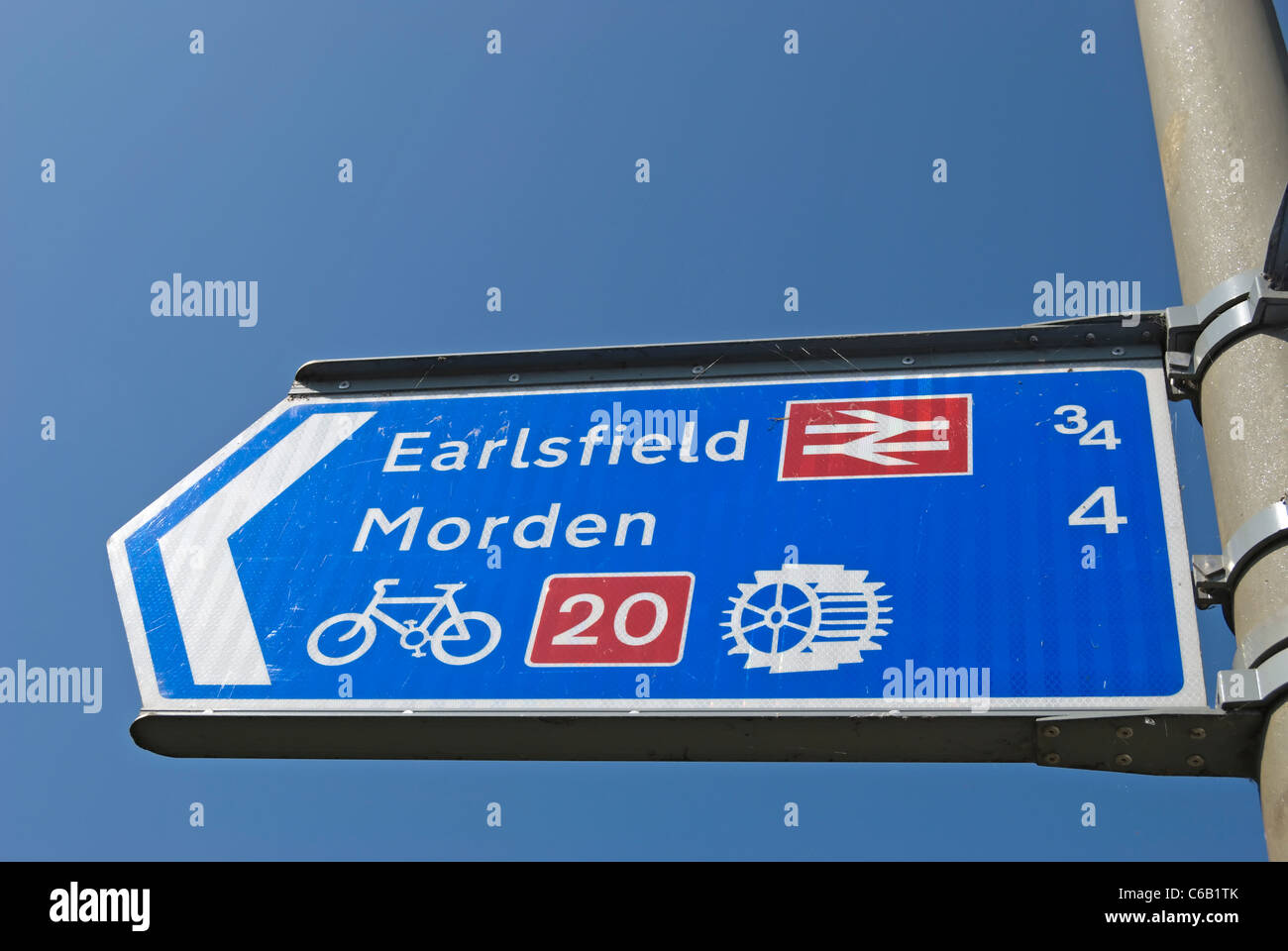 london cycle route sign showing direction and distance to earlsfield ...