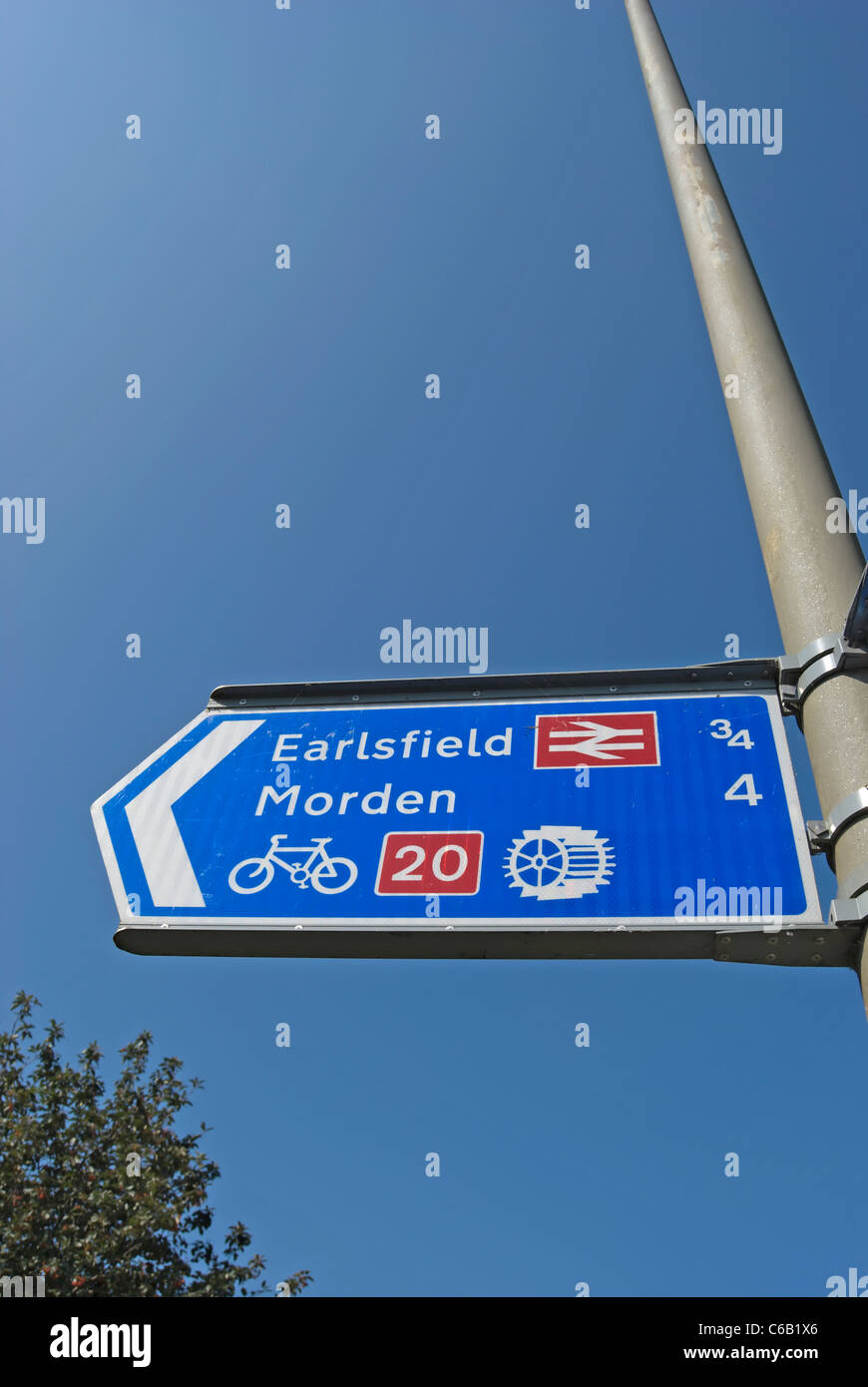 london cycle route sign showing direction and distance to earlsfield ...
