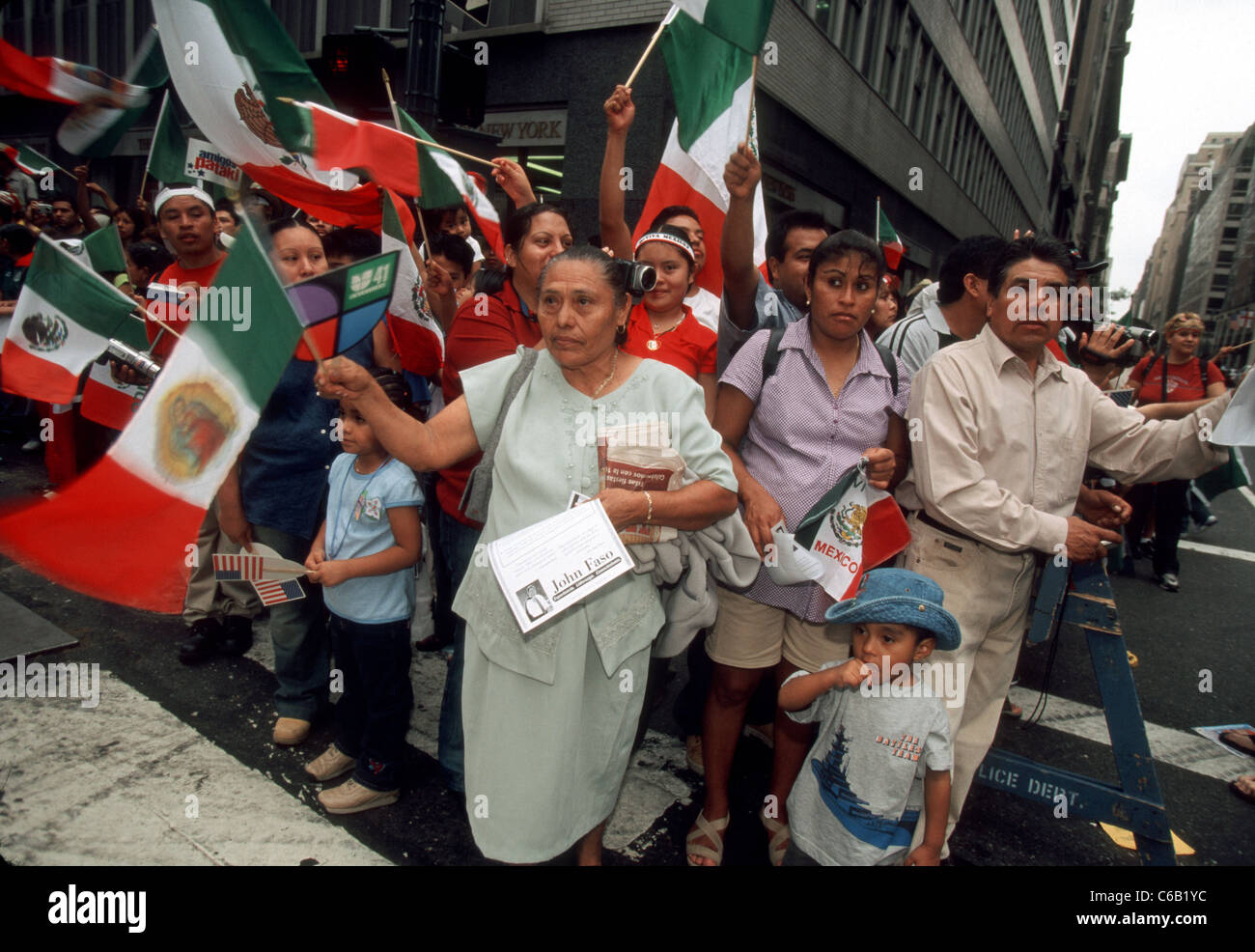 Mexican day parade hi-res stock photography and images - Alamy