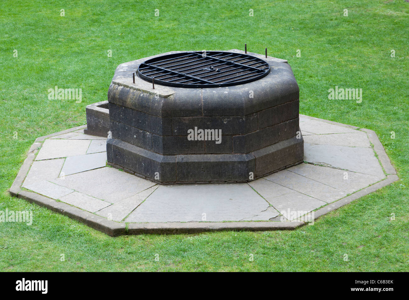 Water well top Stock Photo - Alamy