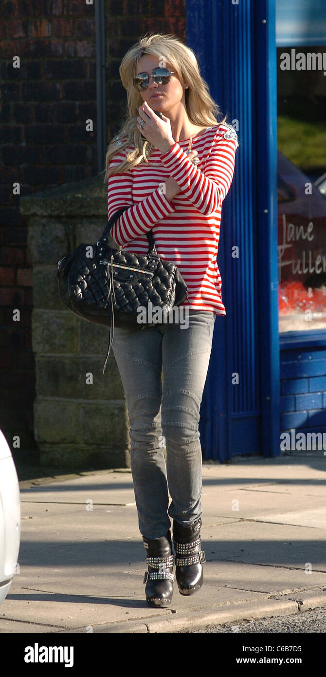 Alex Curran on her way to meet friends for lunch after having her hair ...