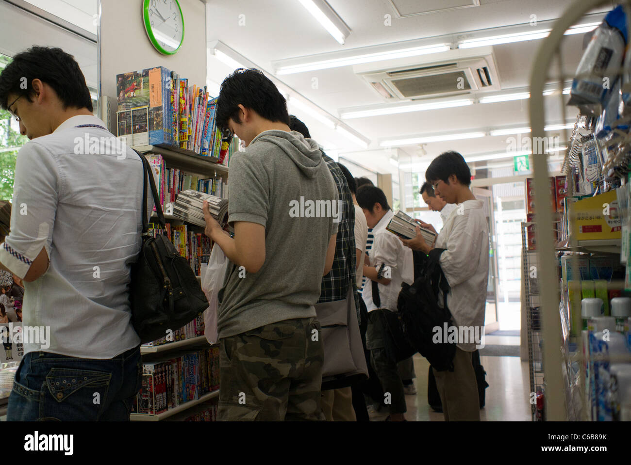 People reading manga in Tokyo, Japan Stock Photo - Alamy